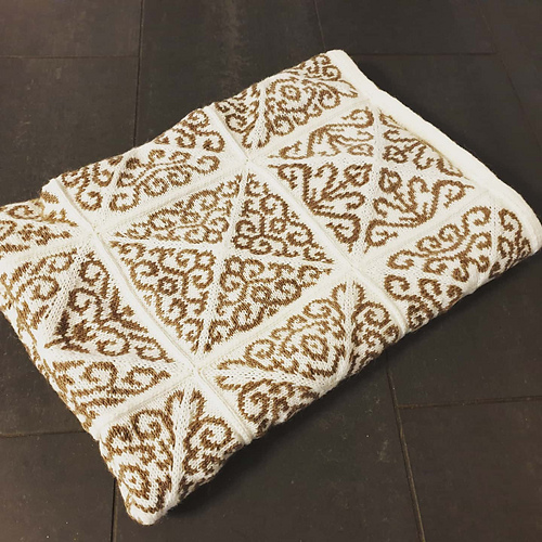 Ravelry: Elämä on runo - kirjoneulepeitto pattern by Sari Ojalehto