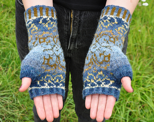 Ravelry: Blue Scarlet Mittens pattern by Marion Schlenzka