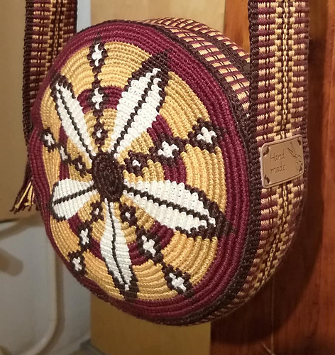 Ravelry: Mochila Feather pattern by Marion Verloop