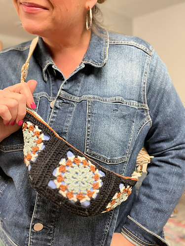Ravelry: Ramble and Rue Crossbody pattern by Marly Bird and Robyn Chachula