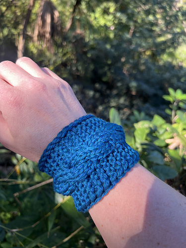 Ravelry: Cable Cuddle Knit Cup Cozy pattern by Marly Bird