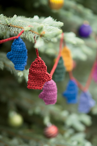 Ravelry: Quick Mini Mitten Garland pattern by Marly Bird