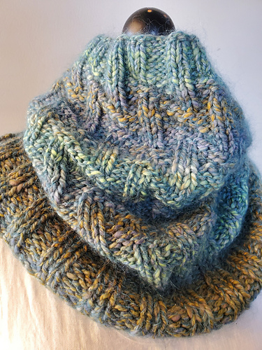 Ravelry: Zaggs Split Cowl pattern by Martha Wissing