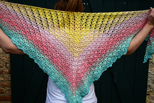 Ravelry: triangular shawl "Bahamas" pattern by Sara Karls