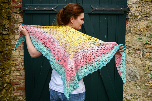 Ravelry: triangular shawl "Bahamas" pattern by Sara Karls