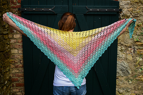 Ravelry: triangular shawl "Bahamas" pattern by Sara Karls