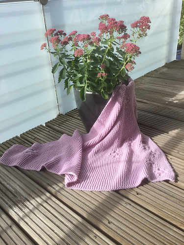 Ravelry: Big Flower Hug pattern by Hinterm Stein