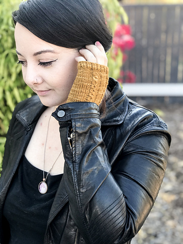 Ravelry: Iris Mitts pattern by Rachael Raimo - Maven Crafted