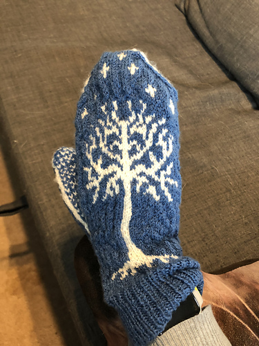 Ravelry: LOTR Tree of Gondor Mitten Chart pattern by Robin McCrae