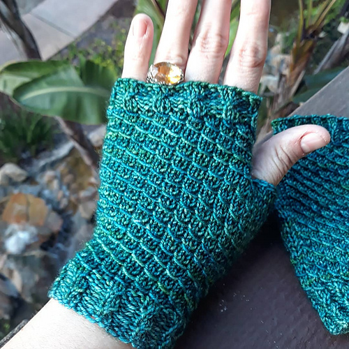 Ravelry: Mermaid Scales Fingerless Gloves pattern by Lena Mathisson