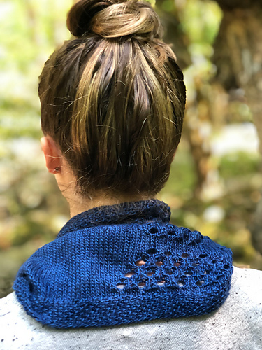 Ravelry: Queen Bee Cowl pattern by Megan Gonzalez