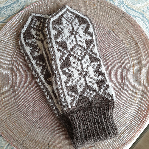 Ravelry: 0-1460 Christmas Claps pattern by DROPS design