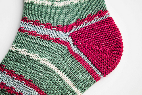 Ravelry: Mistletoe Kisses pattern by Knitting Expat Designs