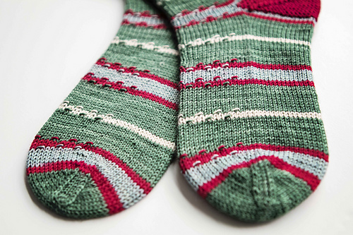 Ravelry: Mistletoe Kisses pattern by Knitting Expat Designs