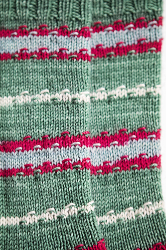 Ravelry: Mistletoe Kisses pattern by Knitting Expat Designs