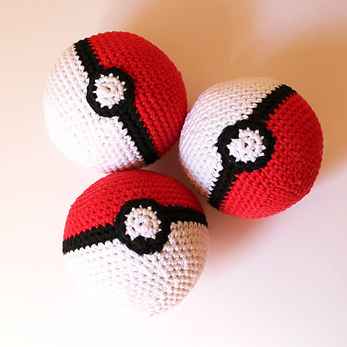 Ravelry: Poke Ball pattern by Anabel Catalan