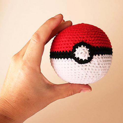 Ravelry: Poke Ball pattern by Anabel Catalan