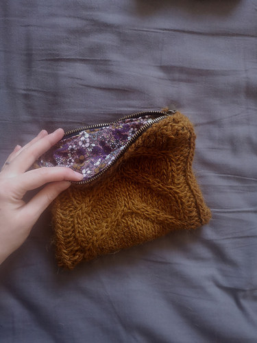 Ravelry: The Twisted Bag pattern by MinimaKnit