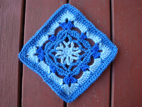 Ravelry: Scallop Flower Square pattern by Beverley Moffitt