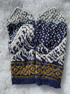Ravelry: MtnLace's The Great Wave Mittens