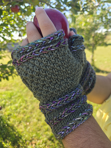 Ravelry: Schuyler Fingerless Mitts pattern by Charlotte Duron