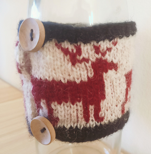 Ravelry: Reindeer Mug Warmer pattern by Munro Sisters3