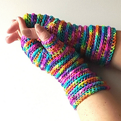Ravelry: Corkscrew Mitts pattern by Mini-Me Designs