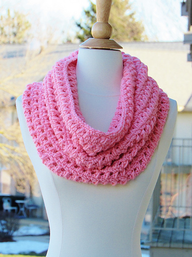 Ravelry: One Skein Chunky Cowl pattern by CrochetDreamz