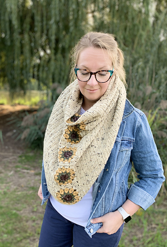 Ravelry: Solig Sunflower Shawl pattern by Mallory Krall
