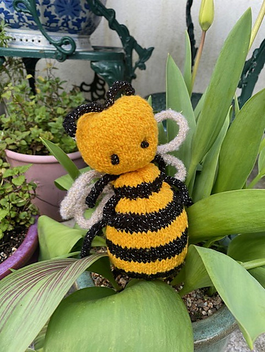 Ravelry: Willow Bee pattern by Sandra Magalhães
