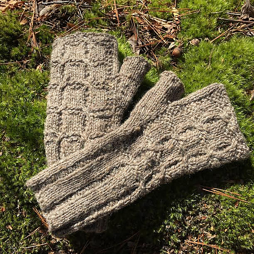 Ravelry: Camber Worsted Hat and Mitts pattern by NellKnits