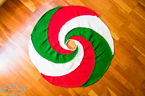 Ravelry: Spiral Christmas Tree Skirt pattern by Nicole Riley