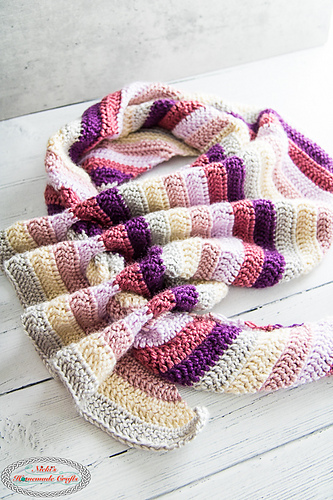 Ravelry: Ruffled Keyhole Boomerang Scarf pattern by Nicole Riley