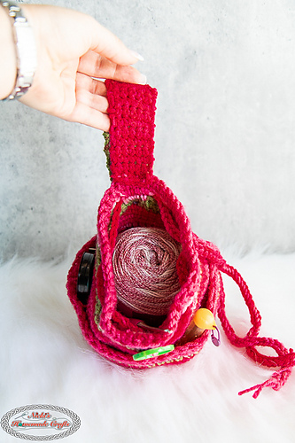 Ravelry: Yarn Ball Cozy Bag pattern by Nicole Riley