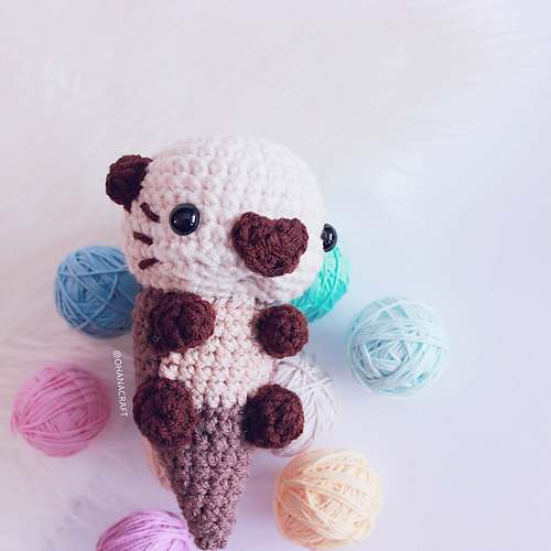 Ravelry: Mommy and Baby Otter pattern by ohana craft