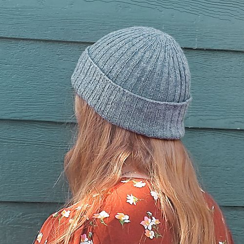 Ravelry: Simple Ribbed Hat pattern by Jocelyn Frasier