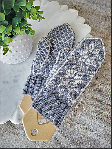 Ravelry: 0-1460 Christmas Claps pattern by DROPS design