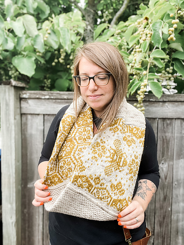 Ravelry: Mellifera Cowl (Infinity) pattern by Jamie Lomax