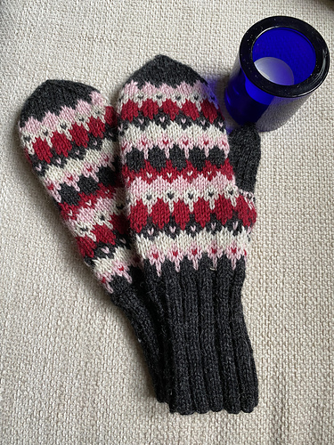 Ravelry: Happy Mittens pattern by Meiju Kallio