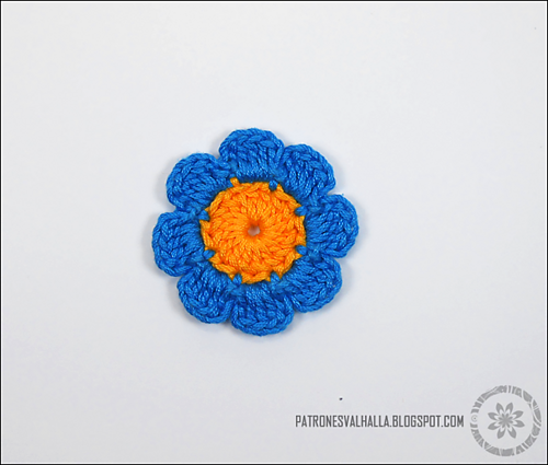 Ravelry: Eight-Petal Flower (I) pattern by Edgar Gonzalez (Garo)