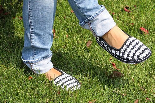 Ravelry: Sea Breeze Houndstooth Slippers pattern by Maria Bittner