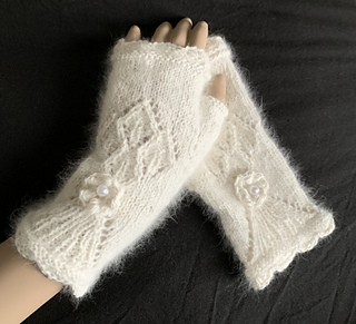 Ravelry: Romantic lace mittens pattern by Paulina Visser