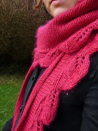 Ravelry: Cedar Leaf Shawlette pattern by Alana Dakos