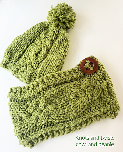 Ravelry: Knots and twists cowl pattern by Petra Breakstone