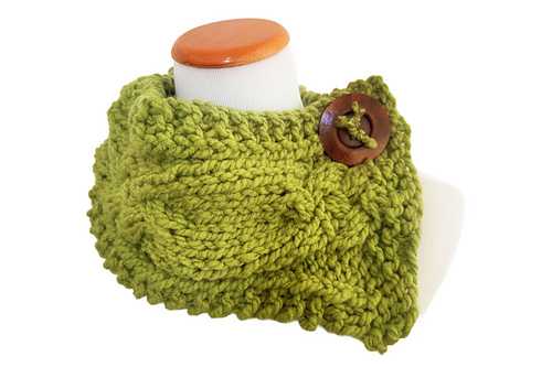 Ravelry: Knots and twists cowl pattern by Petra Breakstone