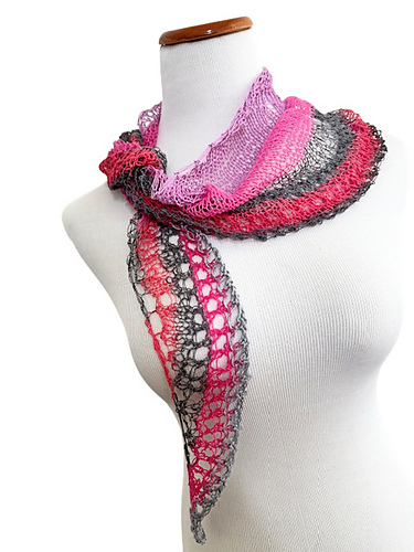 Ravelry: Pendola shawlette pattern by Petra Breakstone