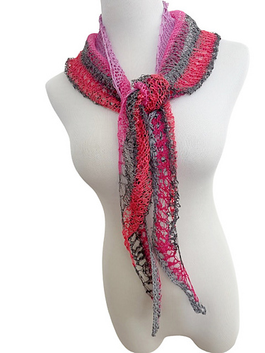 Ravelry: Pendola shawlette pattern by Petra Breakstone
