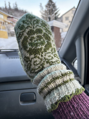 Ravelry: Dog Rose Votter pattern by Eva Skulbru Eriksen