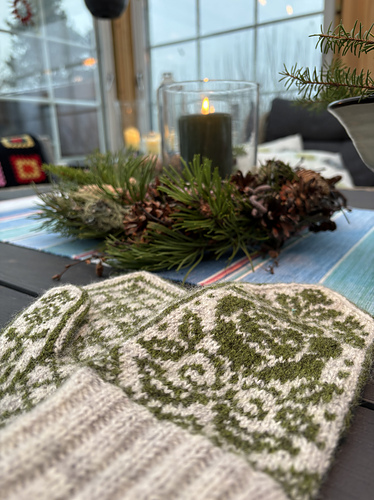 Ravelry: Dog Rose Votter pattern by Eva Skulbru Eriksen