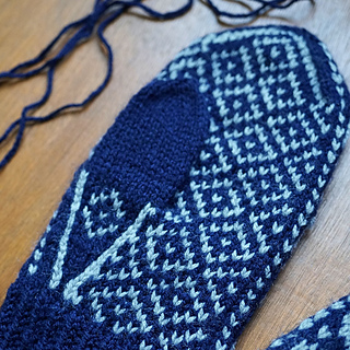Ravelry: Moonlit Moth Mittens 2 pattern by Sarah Louise Jackson